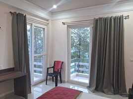 Cortinas/cortinados opacos, ferro/tábua de engomar, Wi-fi grátis 