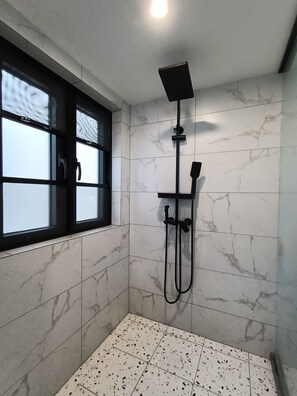 Quarto Triplo de Luxo, vista para o pátio | Casa de banho | Um secador de cabelo, toalhas fornecidas, sabão, champô 