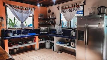 Um frigorífico no espaço comum, um micro-ondas no espaço comum