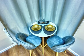 Estúdio Superior, cozinha, vista para o pátio | Sala de estar