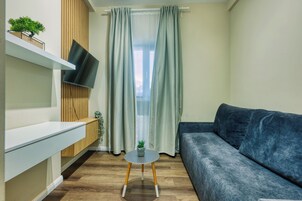 Apartamento Deluxe | Sala | Televisor de ecrã plano de 55 polegadas com canais digitais, televisor 