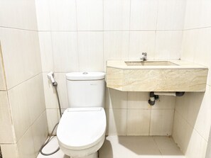 Quarto Duplo Deluxe | Casa de banho | Um polibã, toalhas fornecidas 