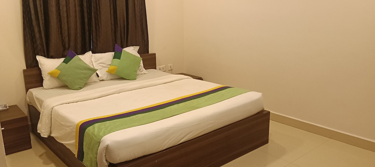 This Space To Grab A Guest's Attention By Highlighting Key Amenities, Proximityh - Chennai