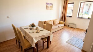 Apartamento, 2 quartos, fumadores, lareira | Sala