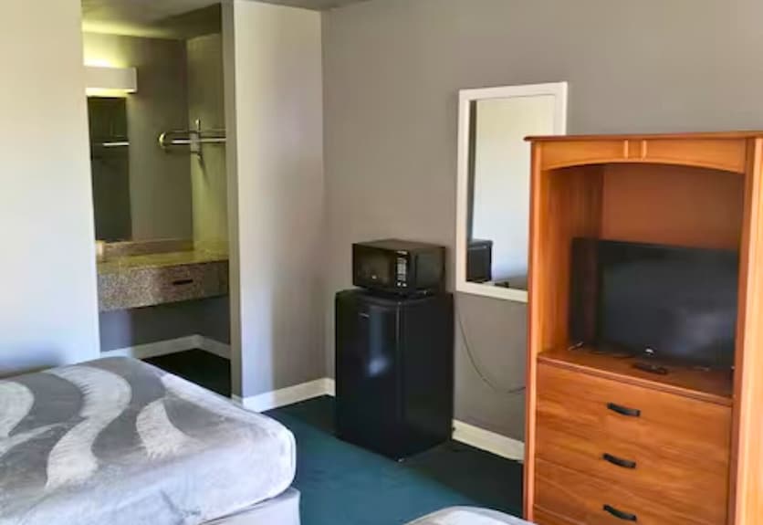 Room 105 - 2 Double Beds Hotel Studio - Livingston, TX