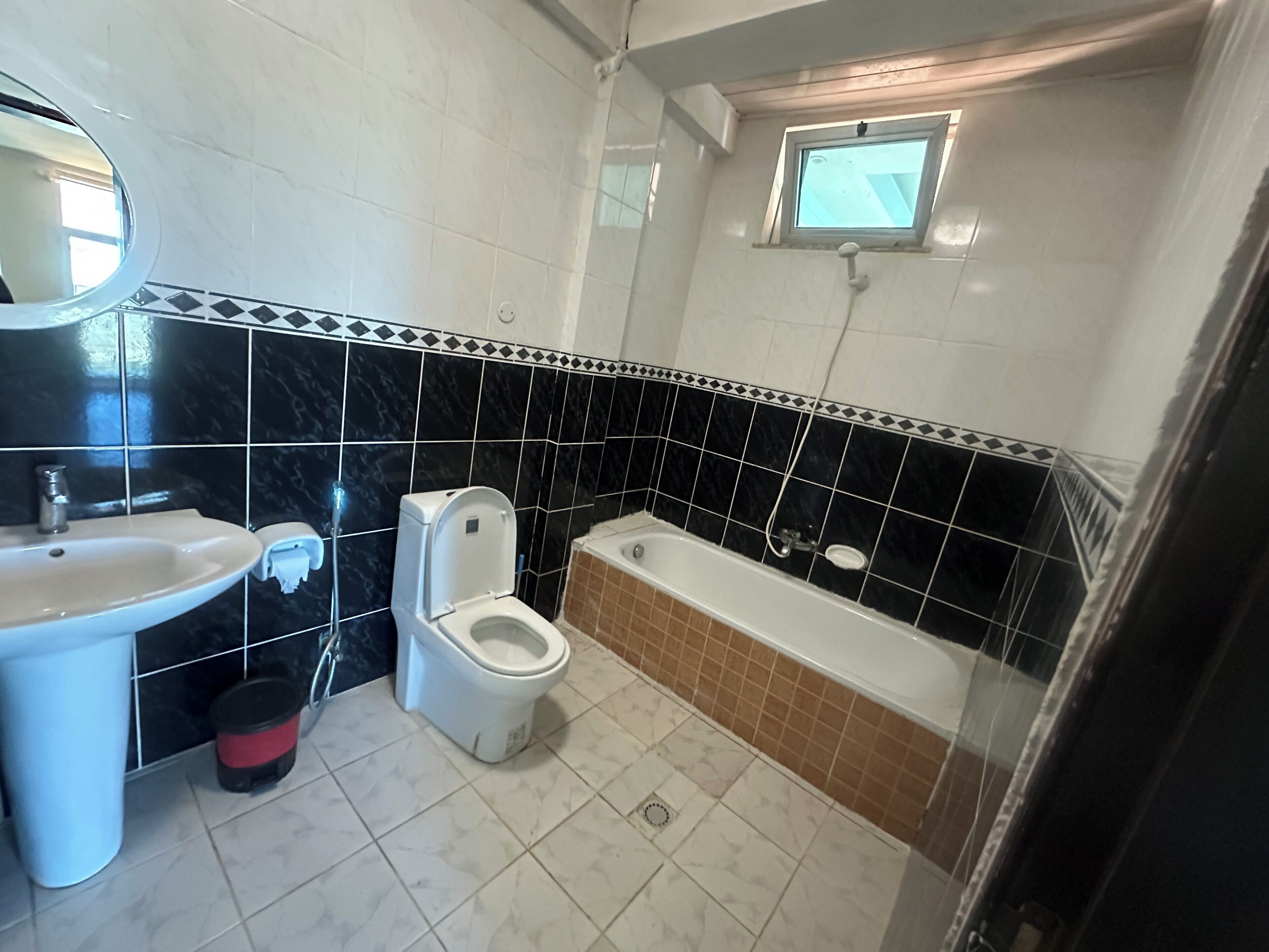 Quarto casal ou duplo família, sacada | Banheiro | Toalhas de banho, sabonete, papel higiênico 