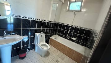 Quarto casal ou duplo família, sacada | Banheiro | Toalhas de banho, sabonete, papel higiênico