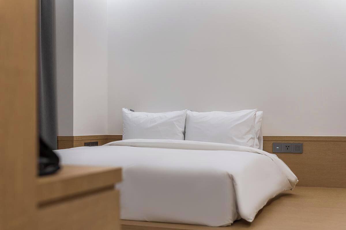 Medium Standard | Cortinas/cortinados opacos, Wi-fi grátis, roupa de cama fornecida 