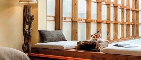 Suite Sénior | Minibar, com decoração personalizada, com mobília individualizada