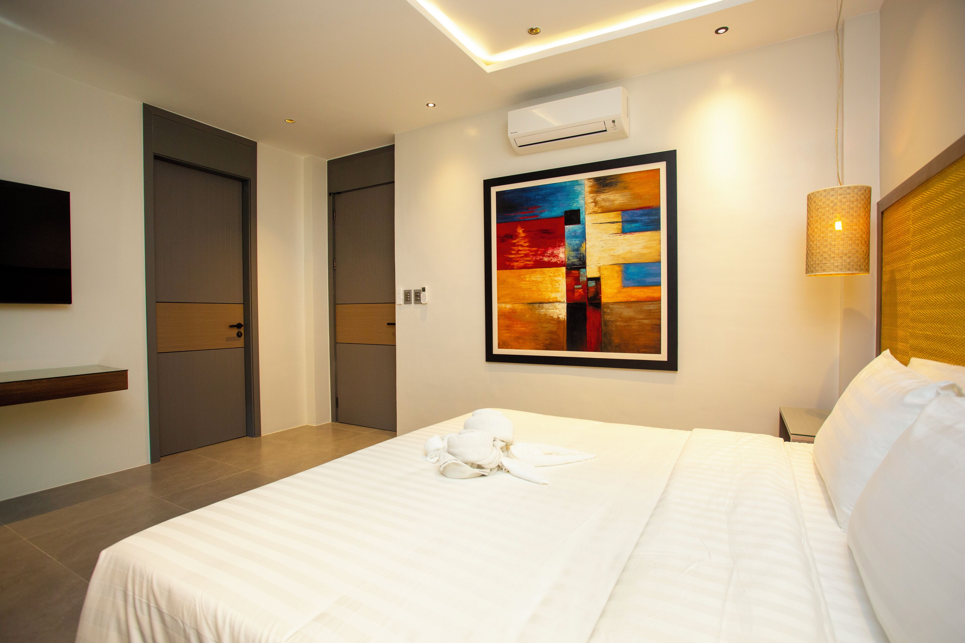 Apartamento luxo, sacada | Espaço de trabalho para notebook, Wi-Fi de cortesia, roupa de cama