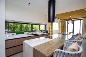 Apartamento | Cozinha privada | Um frigorífico, um forno, uma placa de cozinha, utensílios de cozinha 