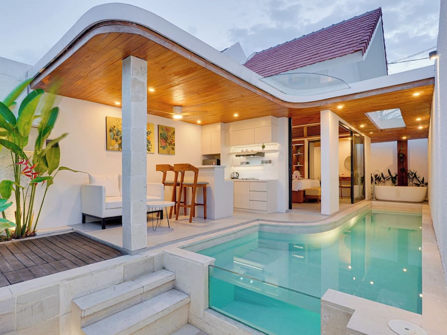 Vila básica, vista para a piscina | Cofres nos quartos, escrivaninha, espaço de trabalho para notebook