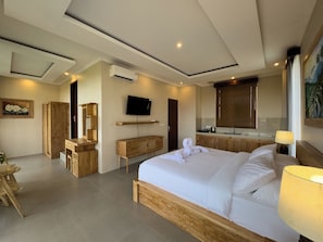 Suite, 1 cama king-size, vista para a montanha | Secretária, secretária adequada para computadores portáteis