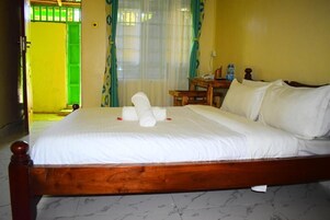 Quarto casal luxo | Wi-Fi de cortesia, roupa de cama