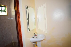 Quarto Duplo Deluxe | Casa de banho | Um polibã, chinelos, toalhas fornecidas, sabão 