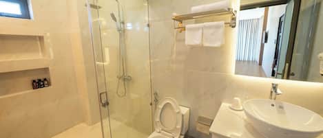 Quarto de Luxo, Vista para a cidade | Casa de banho | Um polibã, um secador de cabelo, toalhas fornecidas, sabão