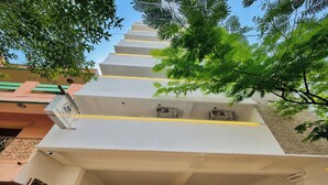 Um edifício com vários andares e uma escadaria que dá acesso aos pisos superiores.