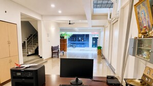 Um escritório moderno com um computador de mesa, impressora e vista para o exterior.