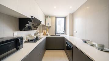 Apartamento Elite | Cozinha privada | Um frigorífico/congelador grande, utensílios de cozinha