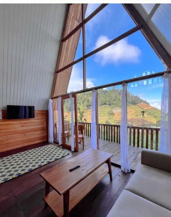 Vila família, vista para a montanha | Área de estar | TV LCD 20 polegadas com canais a cabo