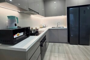 Apartamento superior, vista para o jardim | Cozinha privada | Micro-ondas, cooktop, talheres/pratos/utensílios de cozinha