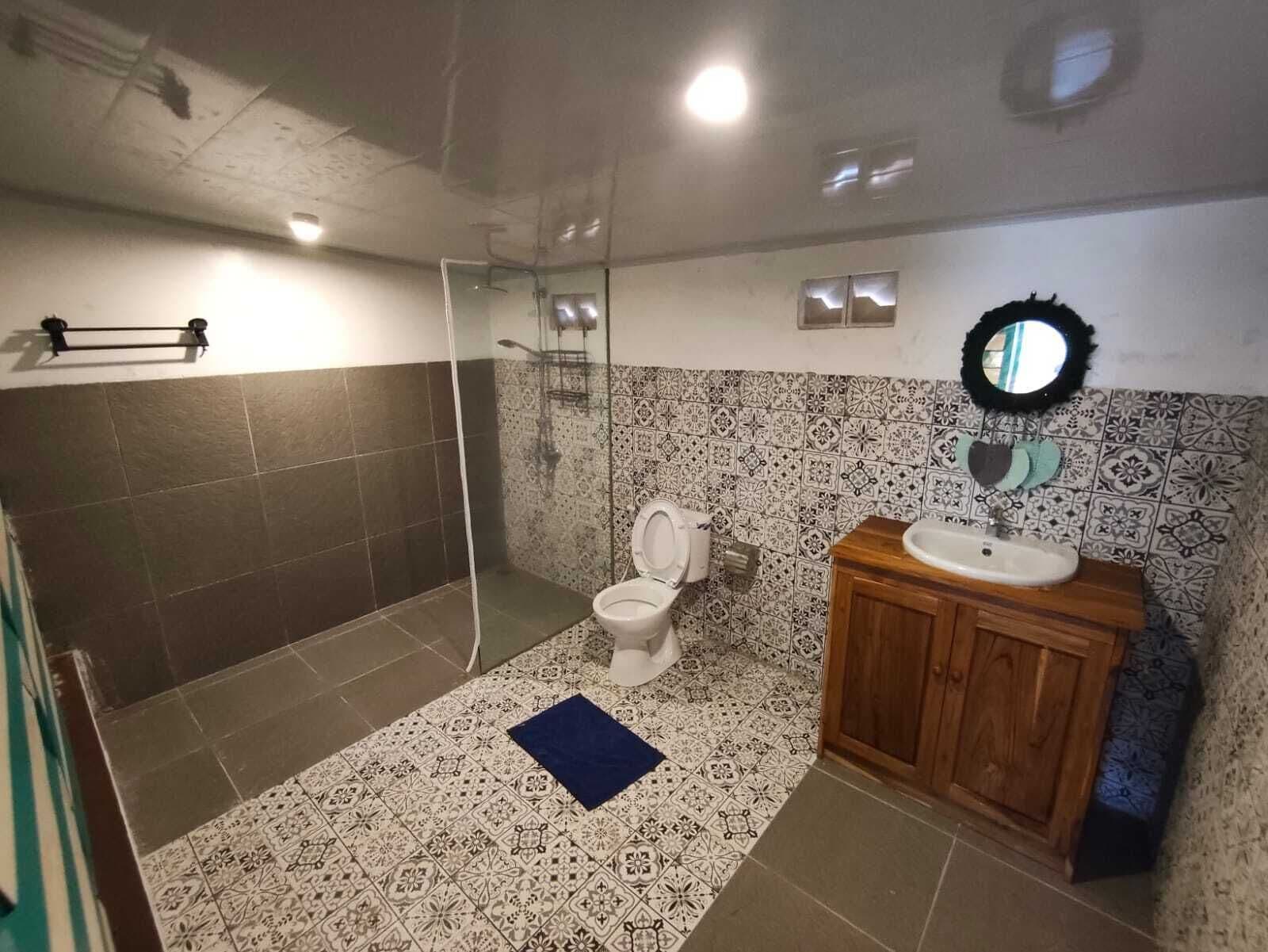 Quarto casal básico, ar-condicionado, vista para a piscina | Banheiro | Toalhas de banho 