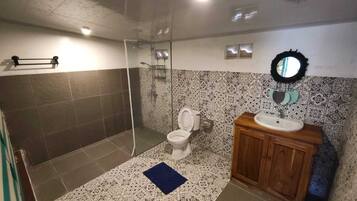 Quarto casal básico, ar-condicionado, vista para a piscina | Banheiro | Toalhas de banho