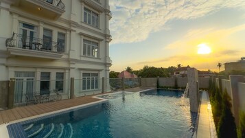 Piscina externa, funciona das 10h às 22h, guarda-sóis, espreguiçadeiras