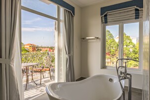 Quarto Duplo Júnior, varanda, Vista para a cidade | Casa de banho | Artigos de higiene pessoal grátis, um secador de cabelo, roupões 