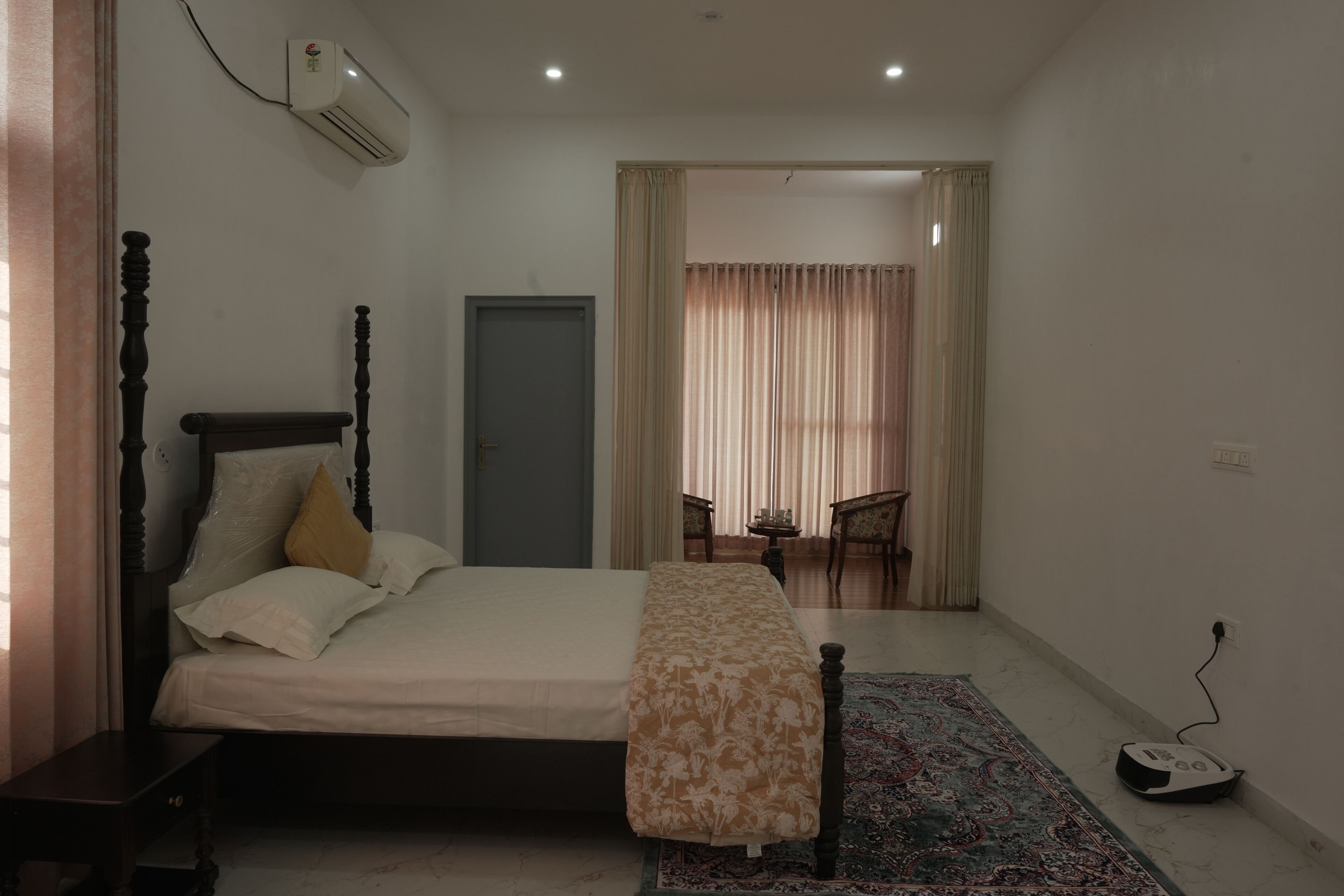 A Luxury Villa With Peaceful Natural Environment And Full Of Comfort. - 烏代浦