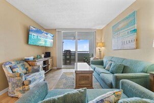 Apartamento Signature em Condomínio Fechado, 2 quartos, varanda, vista para a praia | Sala | Smart TV de 55 polegadas com canais digitais 