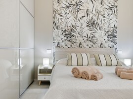 Apartamento Comfort, vista para o mar | Cofre no quarto, cortinas/cortinados opacos, ferro/tábua de engomar