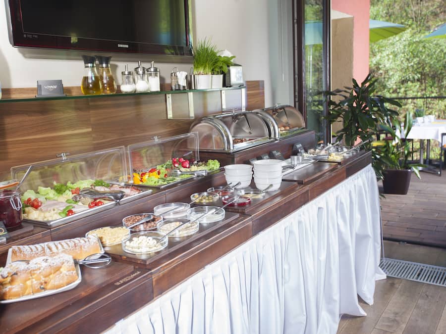 Pequeno-almoço tipo buffet diário (13 EUR por pessoa)