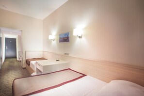 Quarto Comfort, Vista para a cidade | Cofre no quarto, secretária adequada para computadores portáteis 
