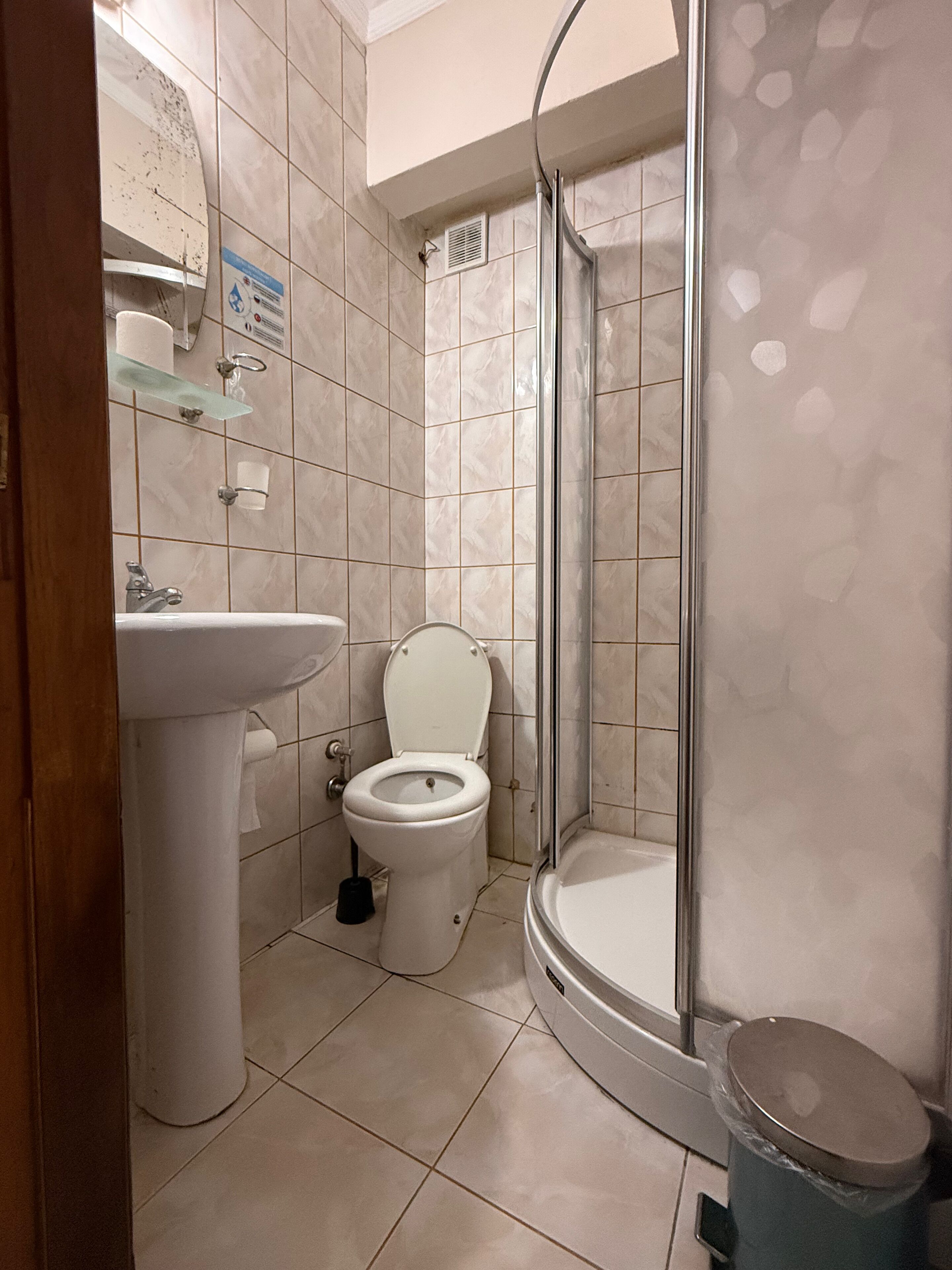 Um polibã, toalhas fornecidas, sabão, champô 