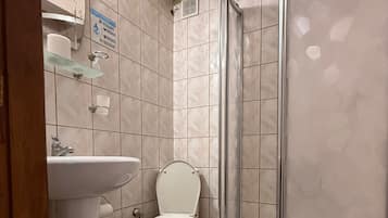 Um polibã, toalhas fornecidas, sabão, champô