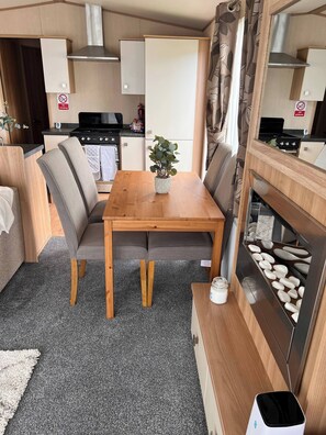 Casa, 2 quartos, vista para o jardim | Sala de jantar