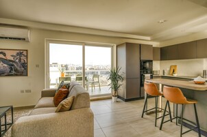 Apartamento, Vista para a cidade | Sala de estar | TV de ecrã plano 
