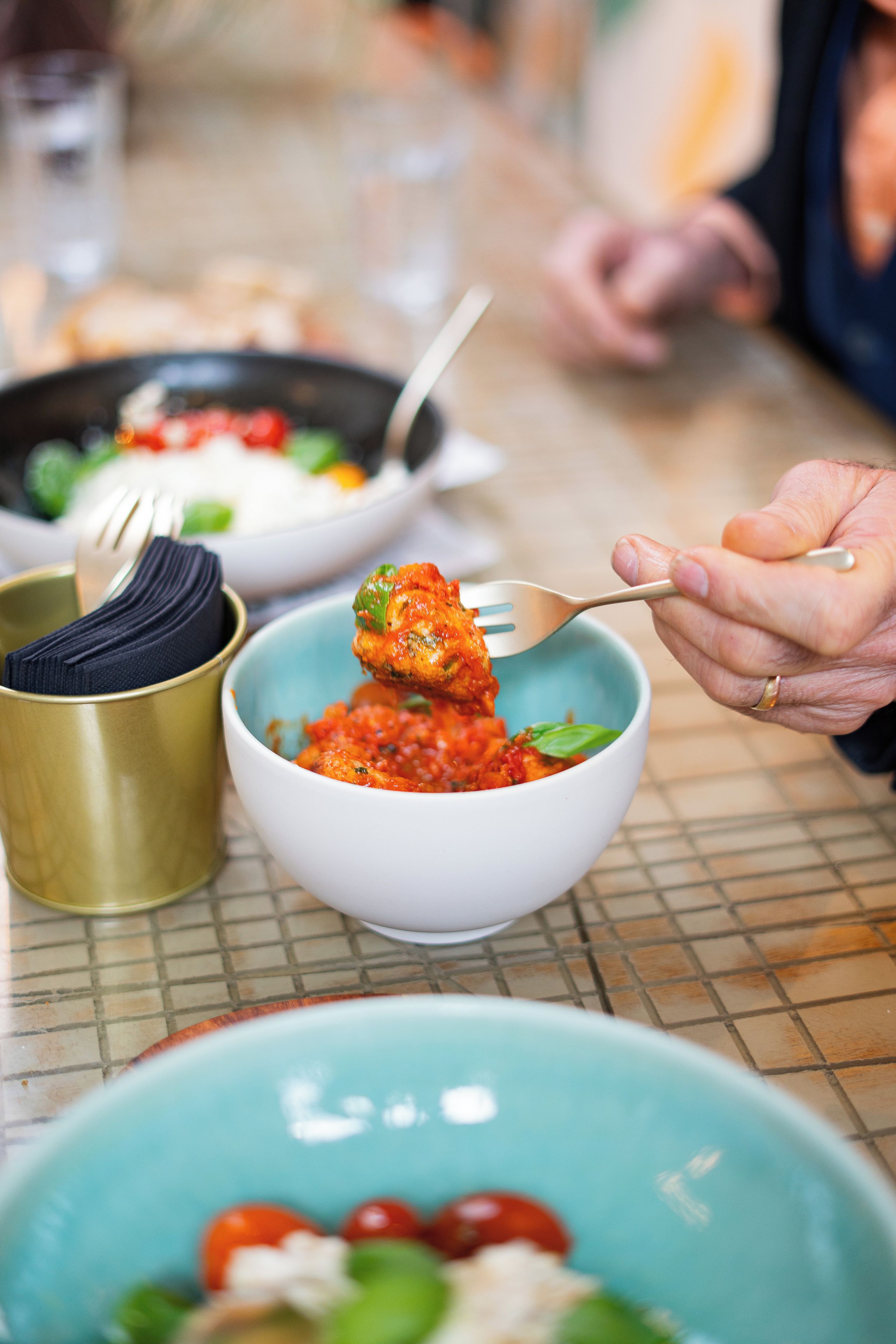 Uma mesa de jantar com diversos pratos e utens ílios.