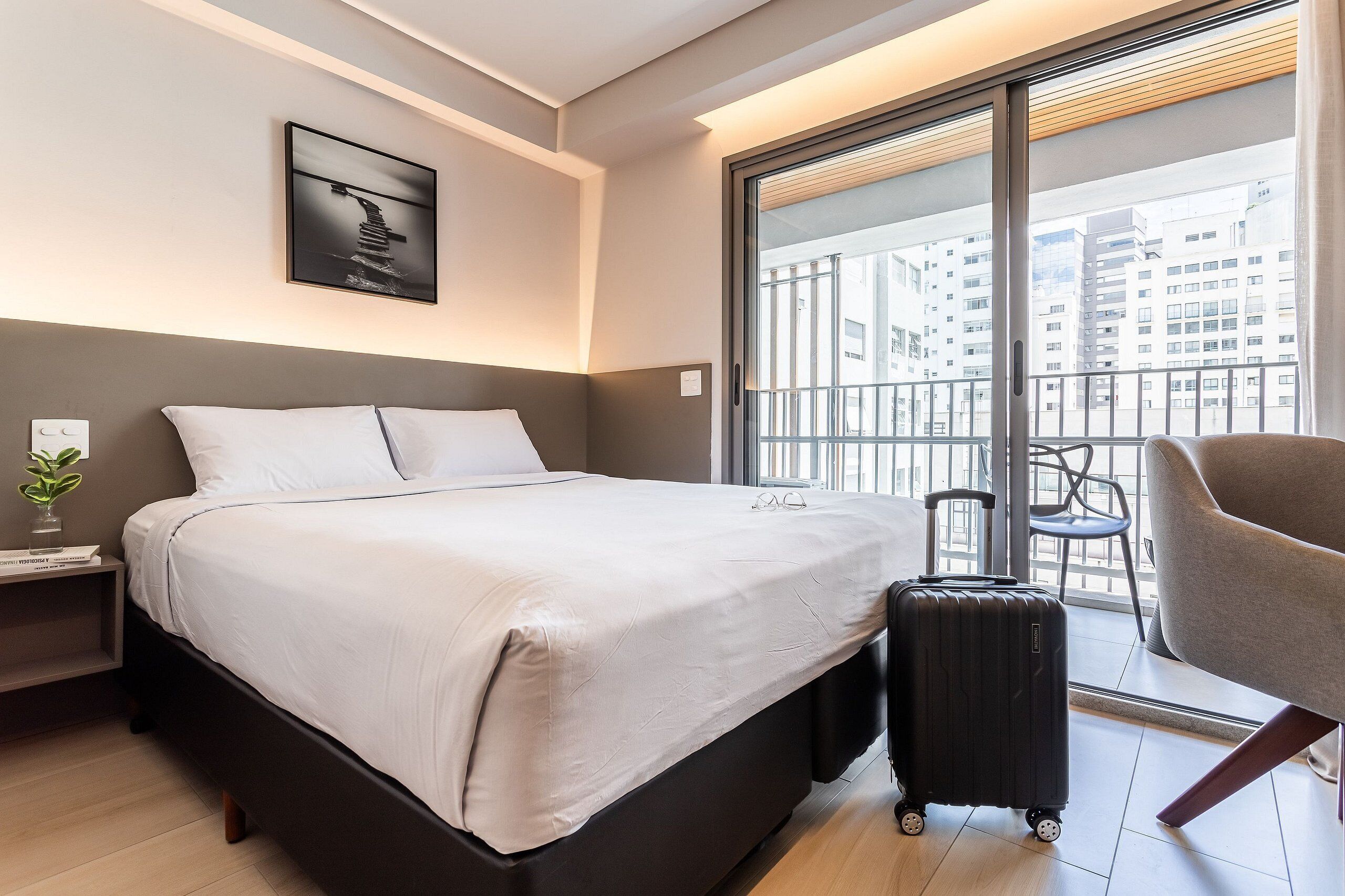 Espaço de trabalho para notebook, Wi-Fi de cortesia, roupa de cama