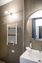Quarto casal | Banheiro | Chuveiro, toalhas de banho, papel higiênico
