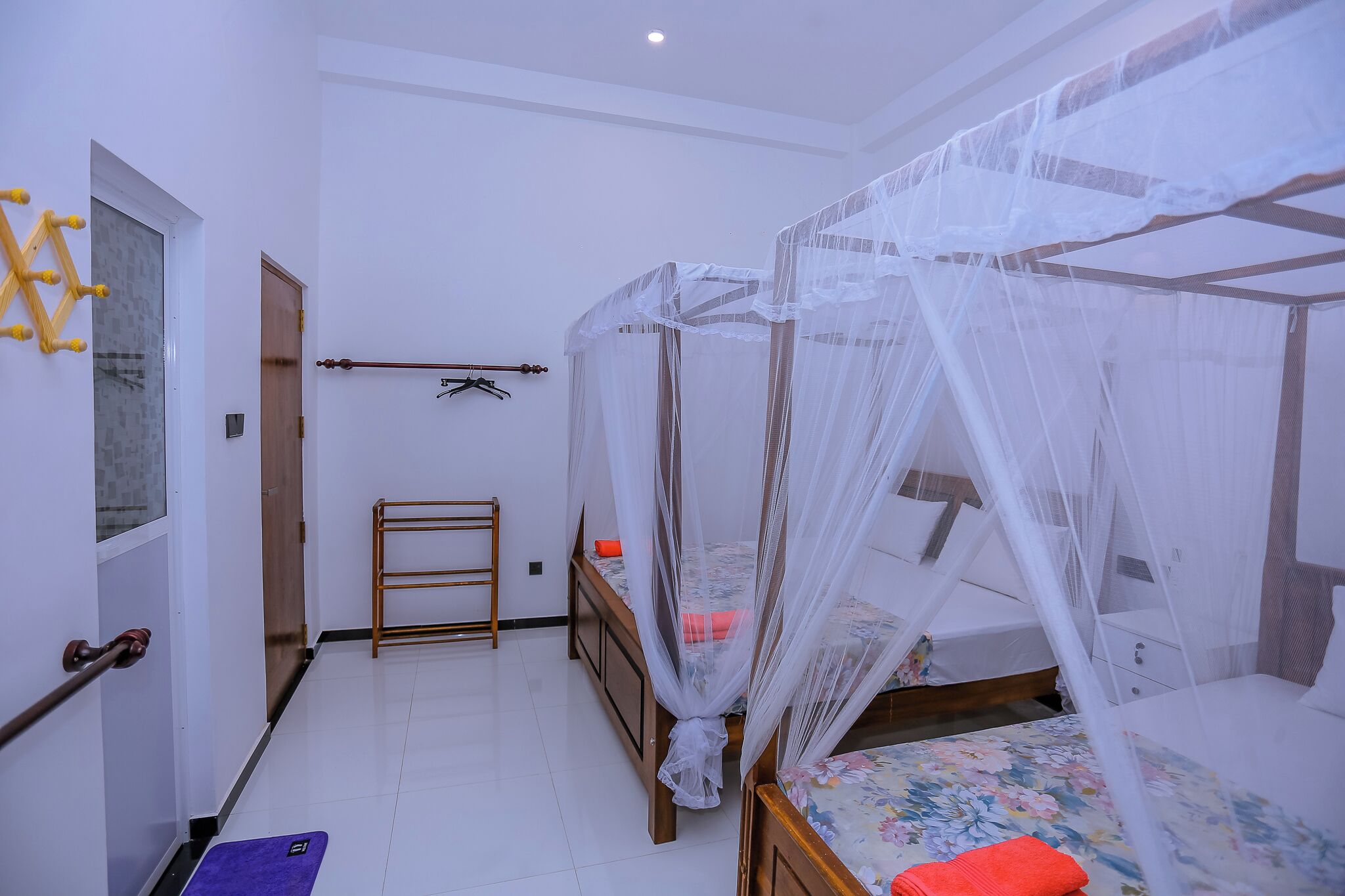 Quarto Triplo Deluxe, vista para o jardim | Secretária, secretária adequada para computadores portáteis 