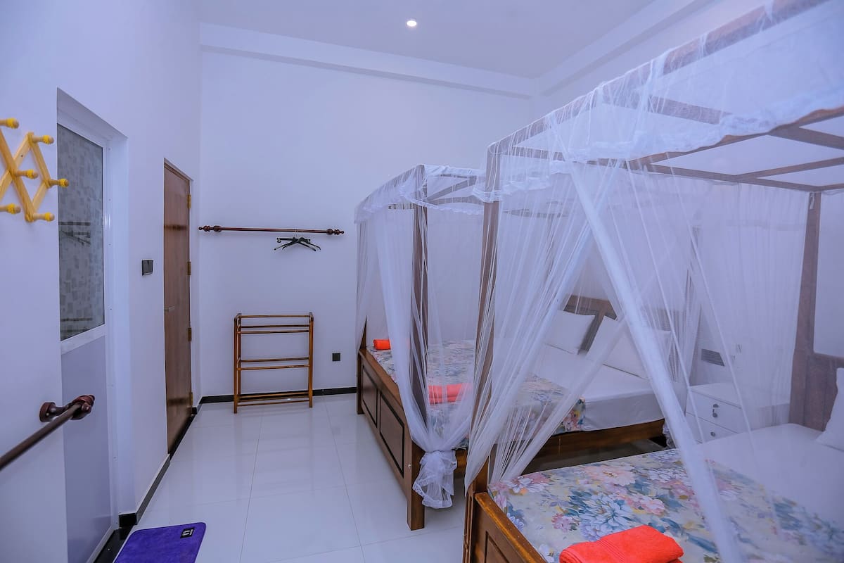 Quarto Triplo Deluxe, vista para o jardim | Secretária, secretária adequada para computadores portáteis