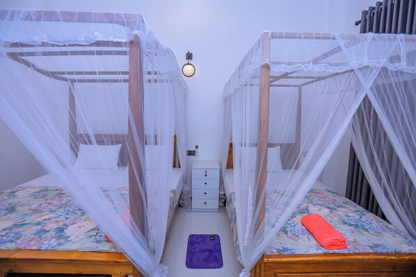 Quarto Triplo Deluxe, vista para o jardim | Secretária, secretária adequada para computadores portáteis