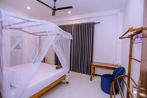 Quarto Duplo Deluxe, vista para o jardim | Secretária, secretária adequada para computadores portáteis 