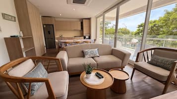 Apartamento Deluxe, varanda | Sala de estar