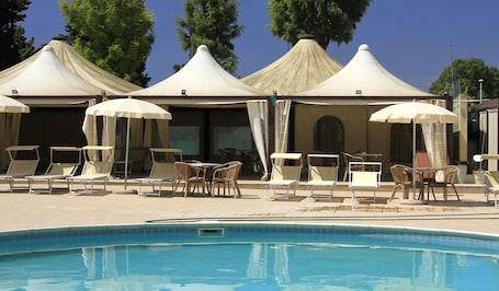 Piscina externa sazonal. Hotiday Cagliari Sant'Elena