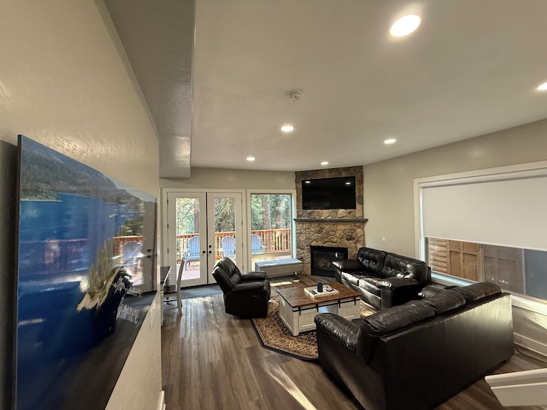 Sierra Chalet Has 6 Bedrooms, 4 Full Bathrooms, And 13 Beds And Driveway. - Shaver Lake, CA