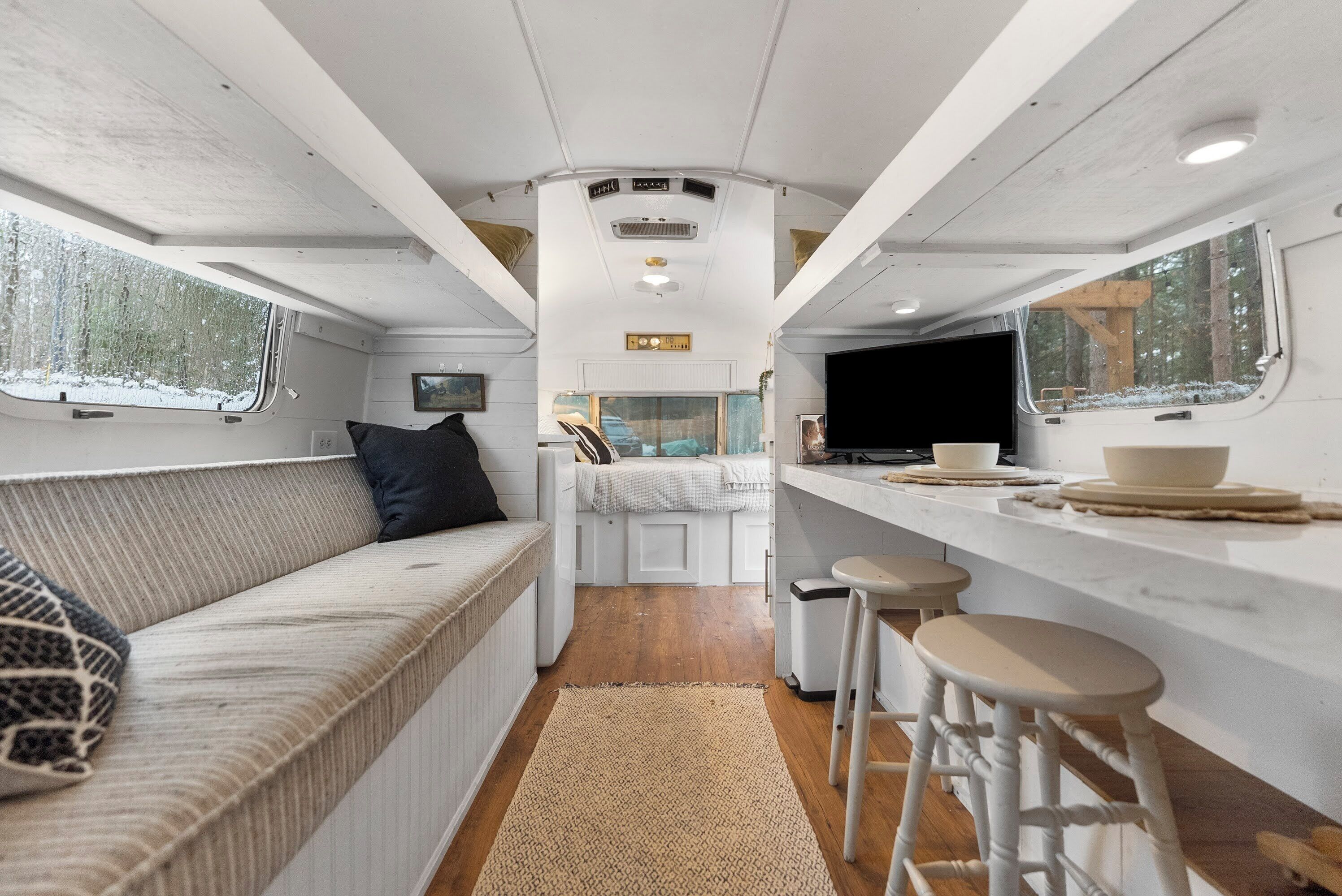 Airstream In Pines  Luxe Deck + Firepit + Shower - Renfrew