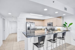 Apartamento em Condomínio Fechado, várias camas, varanda (NSB Oceanwalk Bldg 15 Unit 602) | Cozinha privada